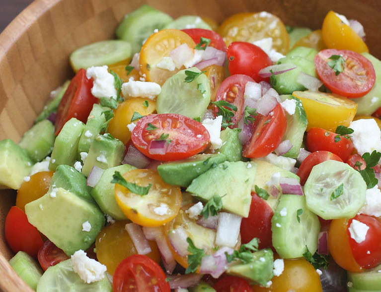 Recette facile de salade de tomates, concombre et avocat