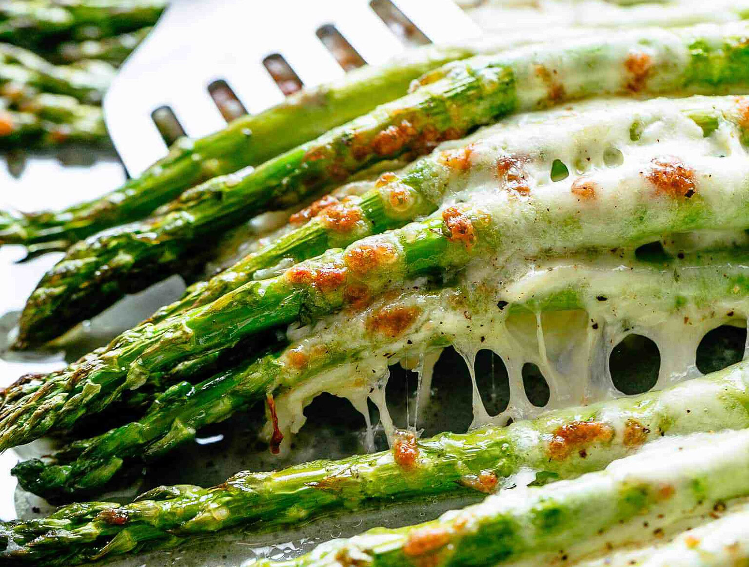 La meilleure recette d'asperges gratinée à l'ail au monde!