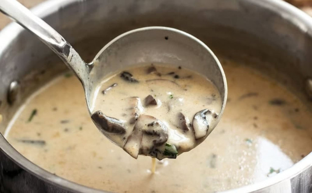 La recette de soupe crémeuse aux champignons qui est très facile à faire!