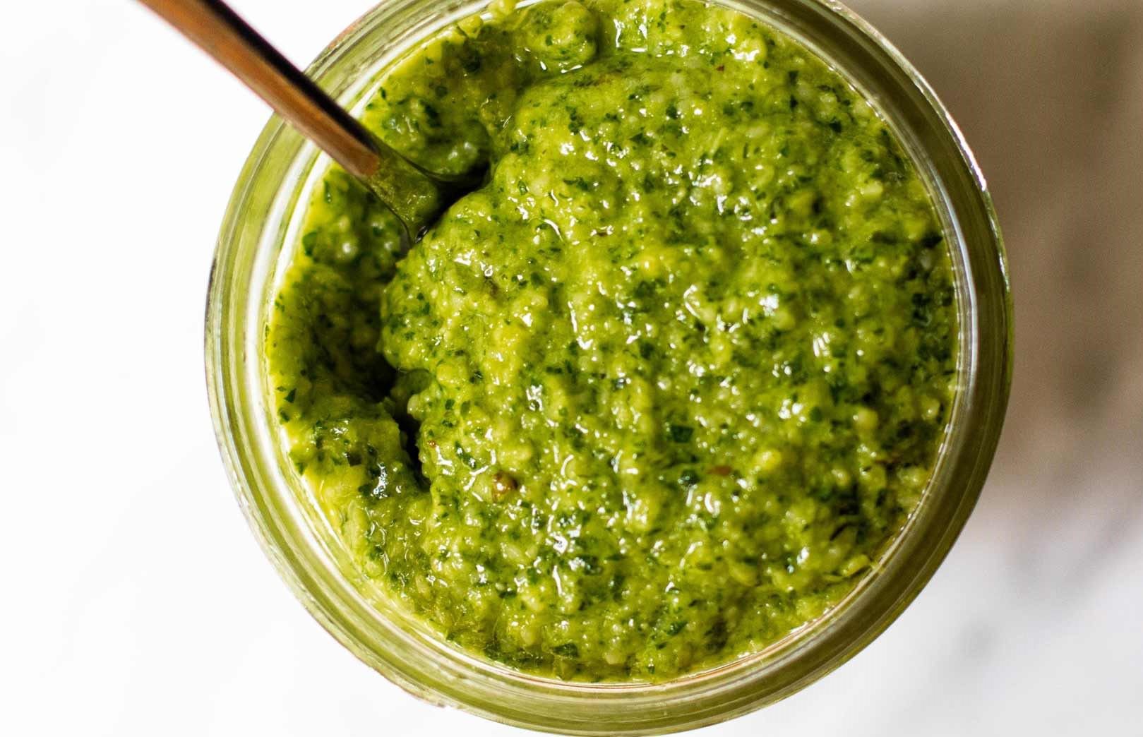Pesto à l'ail rôti : Une variante savoureuse du traditionnel pesto vert
